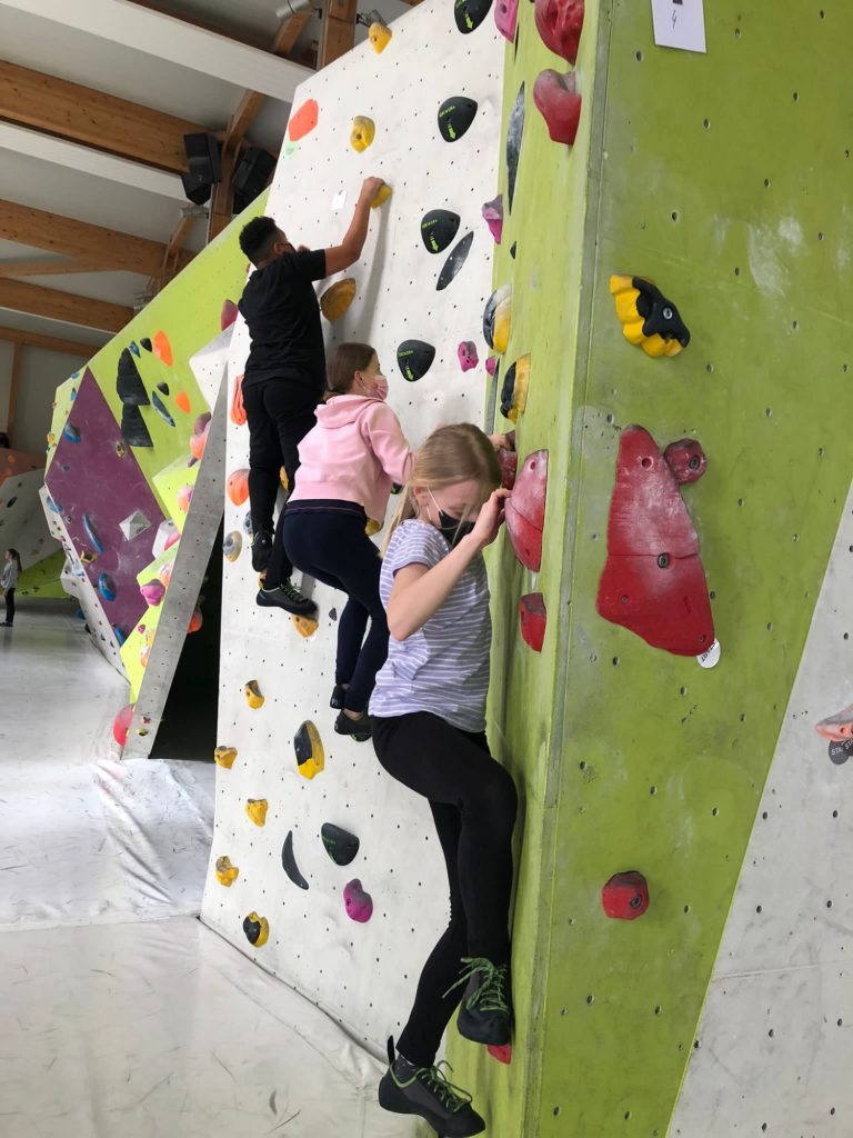 Neue Polo-Shirts für die Kletter-AG - Reinoldus- und Schiller-Gymnasium Dortmund